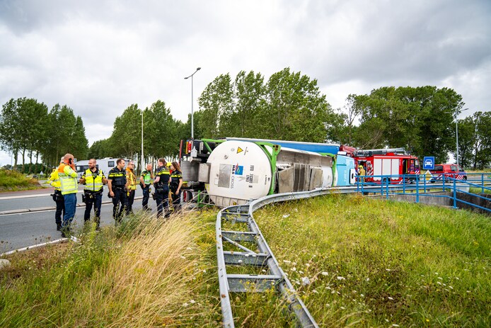 Vrachtwagen weer op zijn wielen na eenzijdig ongeluk op de N57 bij ...