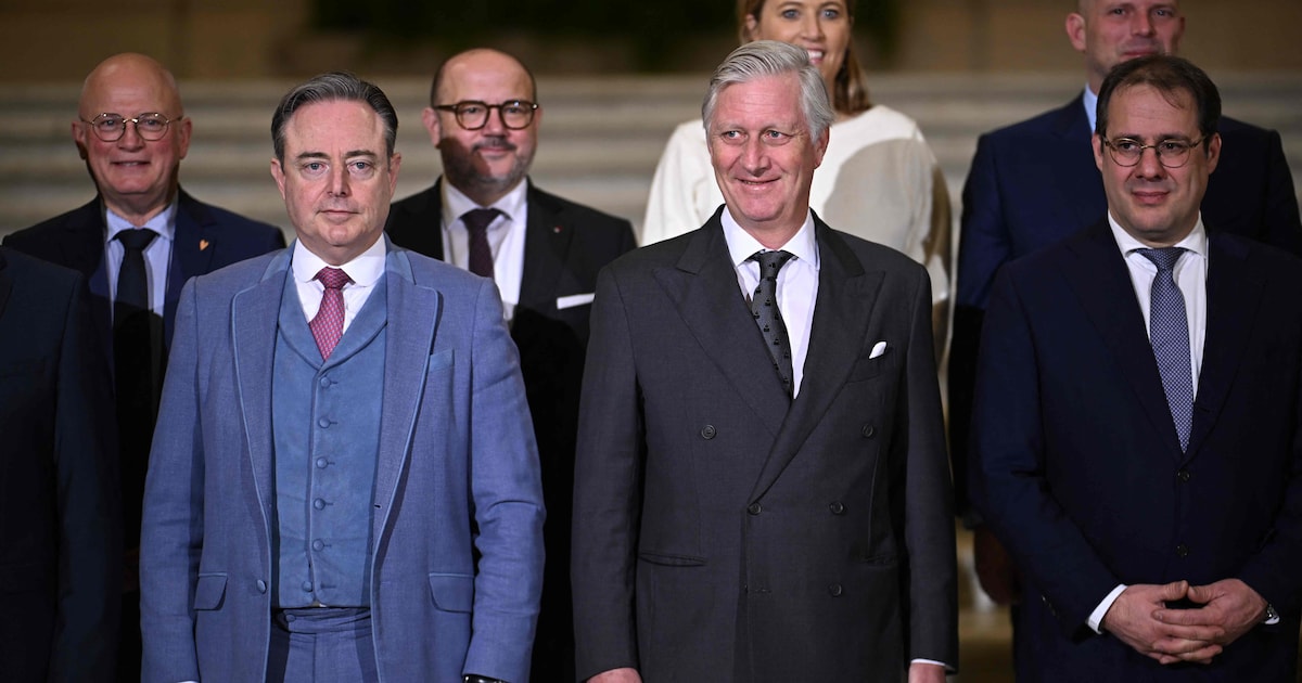 Belgische ministersploeg legt eed af, regering van Bart De Wever kan aan de slag | Buitenland ...
