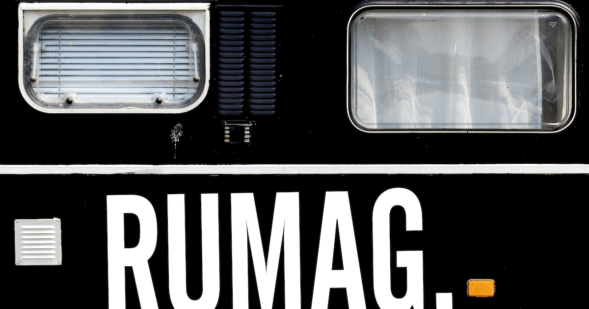 Kledingmerk Rumag - van de grappige teksten met puntjes tussen elk ...