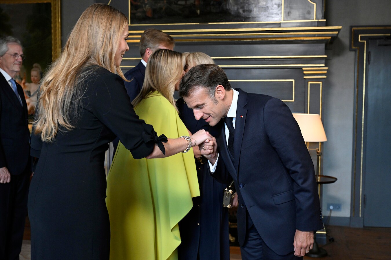 Prinses Amalia ontvangt zonder gips wereldleiders, kleur outfit Máxima valt op | Foto | pzc.nl