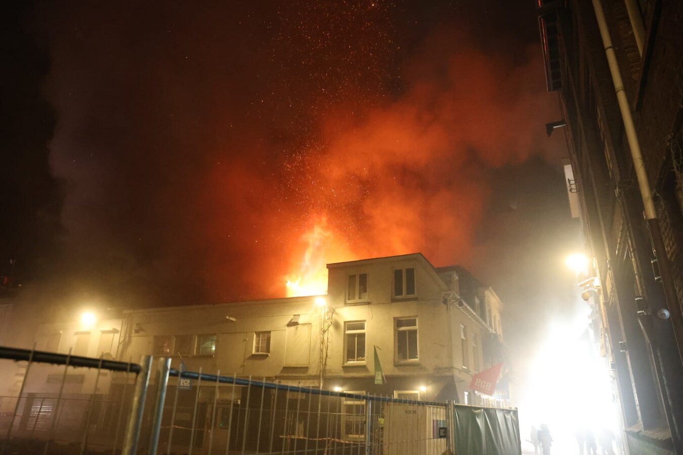 Sein brand meester gegeven: vlammen niet uit, maar wel onder controle | Foto | pzc.nl