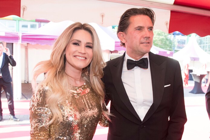 Nikkie Plessen verrast door aanzoek van grote liefde tijdens 40ste ...