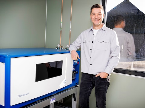 Zijn ouders waren de eerste met een melkrobot in Nederland, nu is Corné de eerste boer met ...