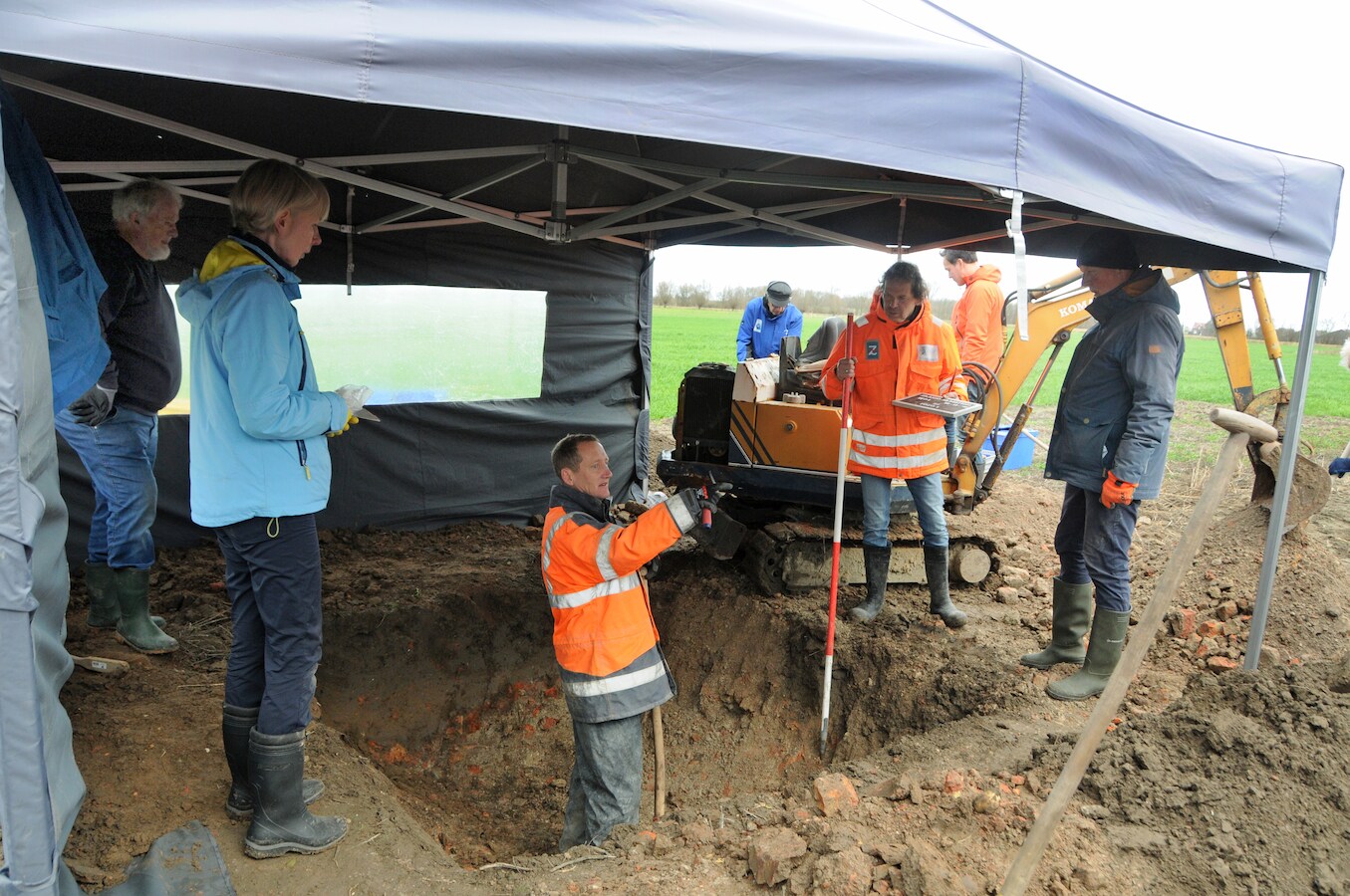 Middeleeuwse kasteelfundering en mogelijke brugresten ontdekt in akker bij Nieuwerkerk: ‘Er is ...