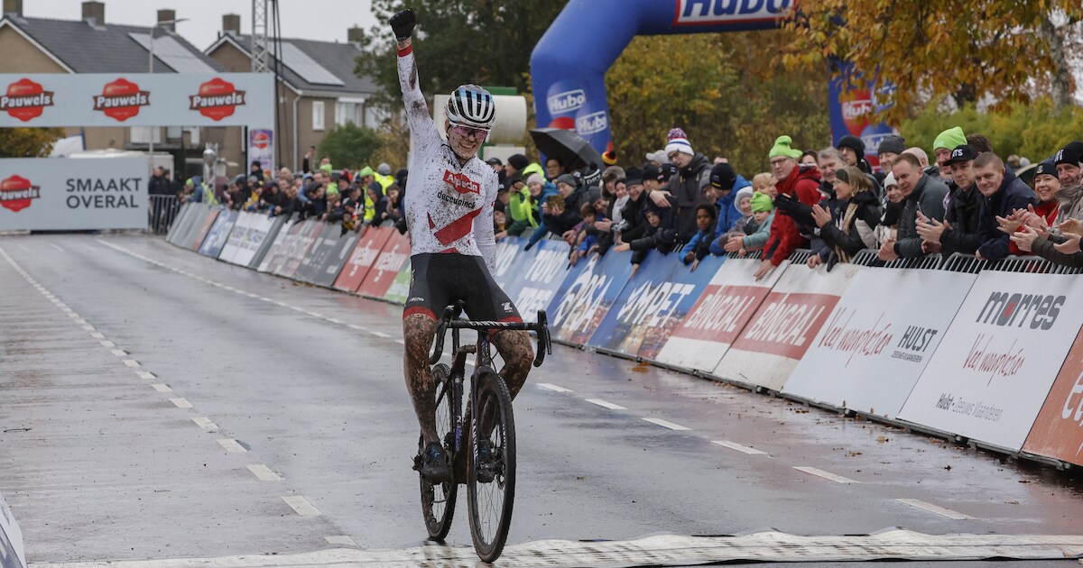 Puck Pieterse winnares Vestingcross in glibberige dans van 20-jarigen ...