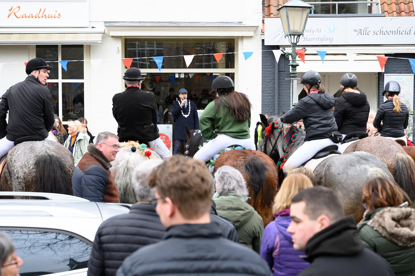 Lol met de knol tussen 60 anderen op het strand; ‘Elke straô heeft z’n ...