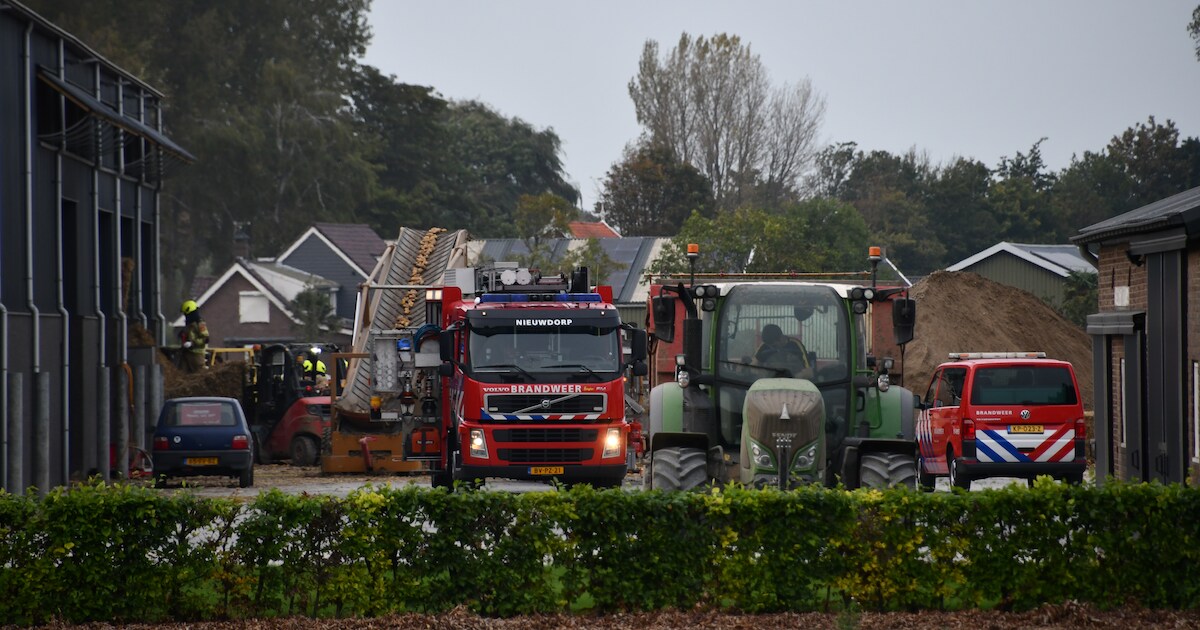 Stapel hooibalen valt om op erf in Lewedorp | Borsele | pzc.nl