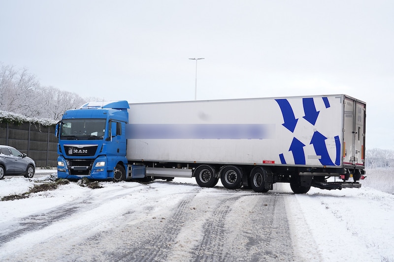 Arriva-bussen rijden niet overal vanwege sneeuw, rijstrook A58 bijna ...