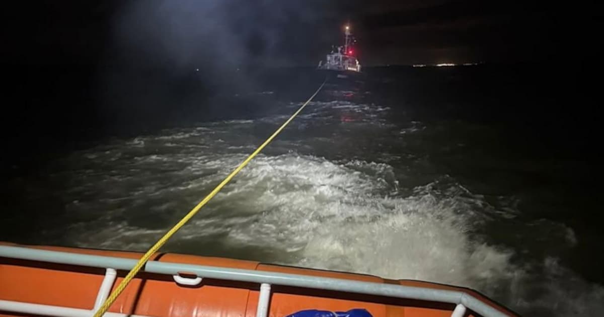 Stuurloos schip van twintig meter gered door KNRM bij Cadzand | Sluis ...