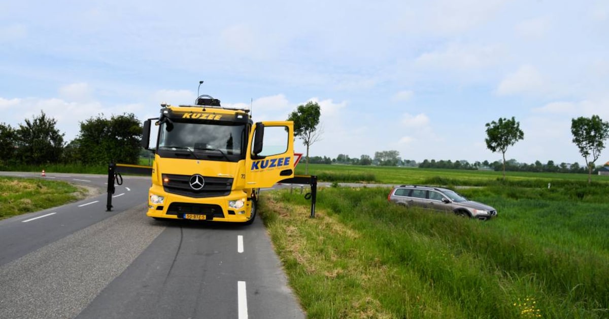 Auto raakt van weg af en belandt in weiland in Arnemuiden | Regio | PZC.nl