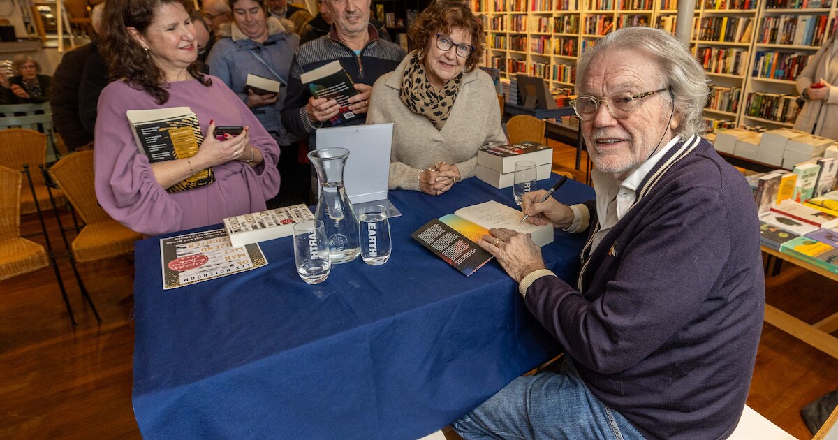 Fans staan in Goes in de rij voor een handtekening van wereldberoemde ...