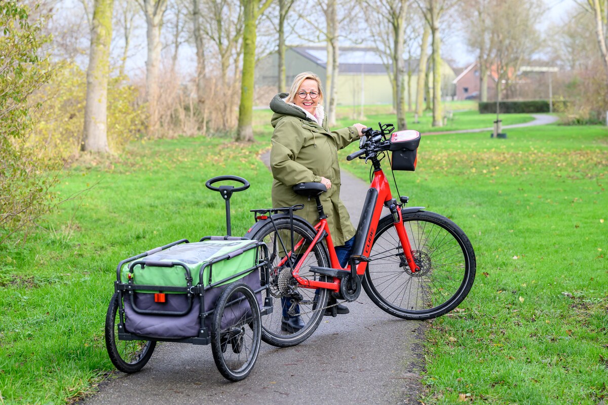 Met de auto? Nee, kapster Cora doet het liefst alles op haar fiets met ...