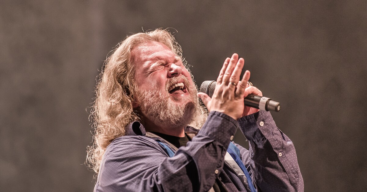 Kayak-zanger en stemacteur Edward Reekers (68) overleden | Show | PZC.nl