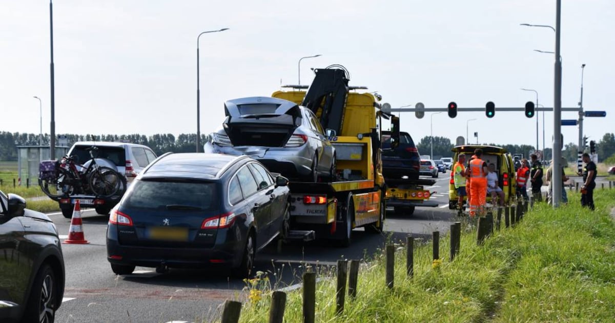 Meerdere auto's botsen op elkaar op Deltaweg bij Wilhelminadorp: vrouw gewond naar ziekenhuis ...