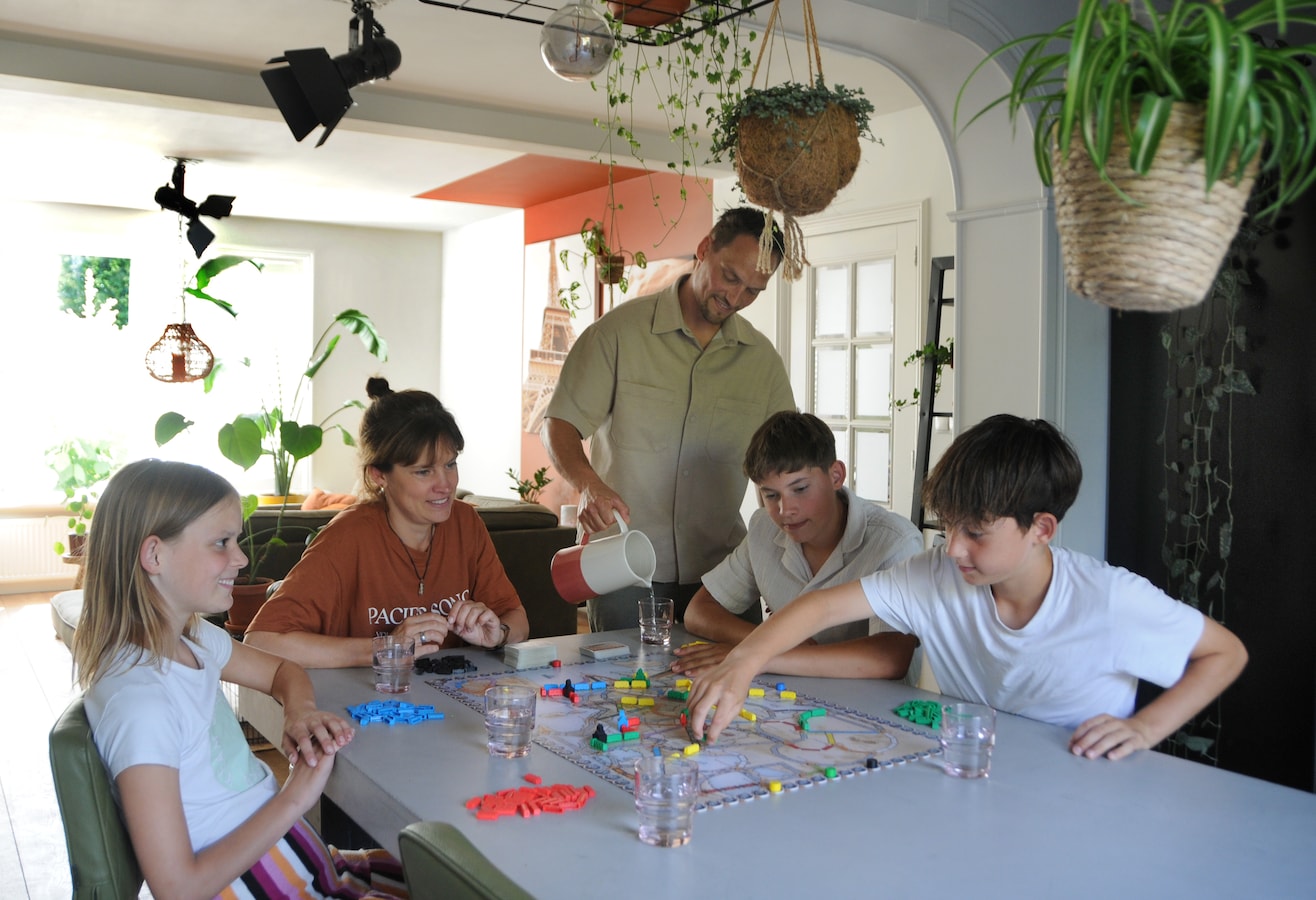 Arjan en Renee verhuizen naar het huis van hun (schoon)vader in ...