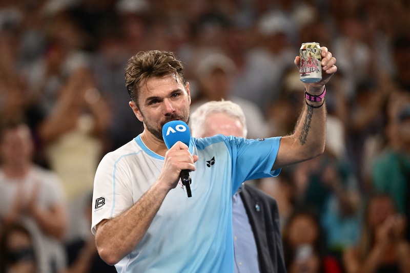 LIVE Australian Open | Tennisveteraan Stan Wawrinka (40) trekt biertje ...