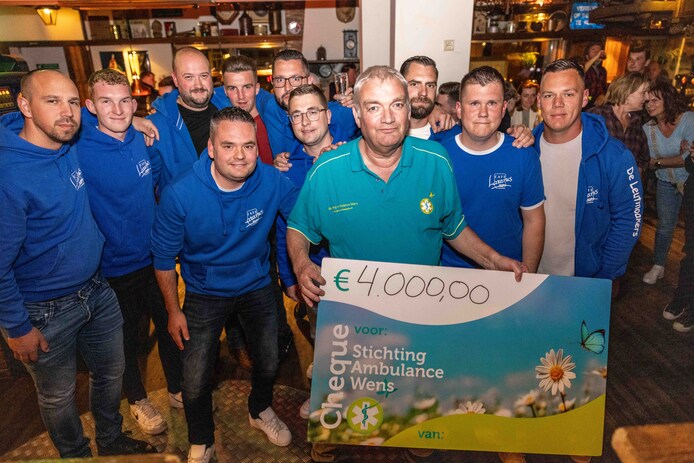 Ellen kon dankzij Ambulance Wens nog één keer naar carnaval in Sint Jansteen | Hulst | pzc.nl