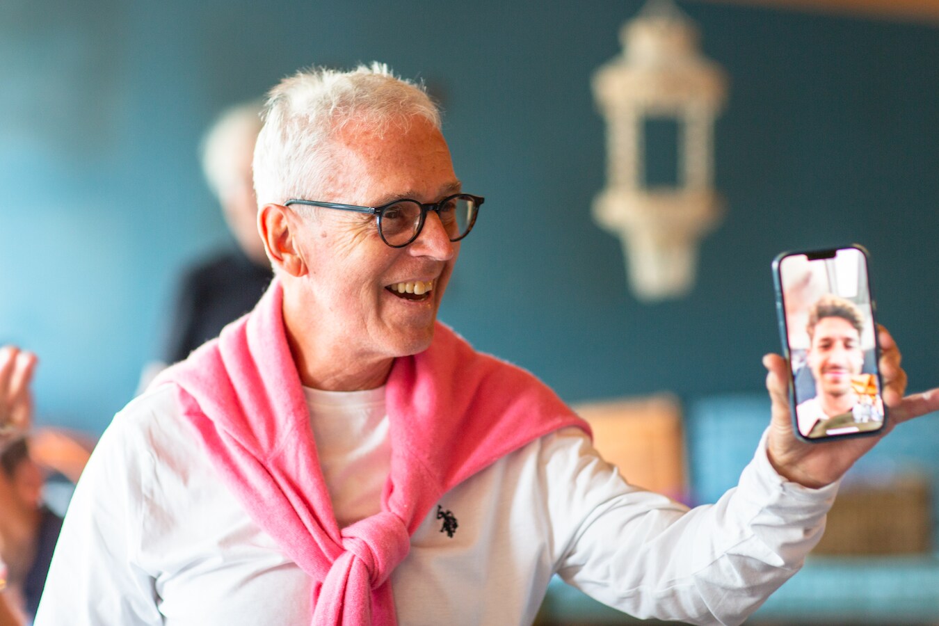 Mediaondernemer en journalist Derk Sauer (72) in zijn huis in Zeeland ...