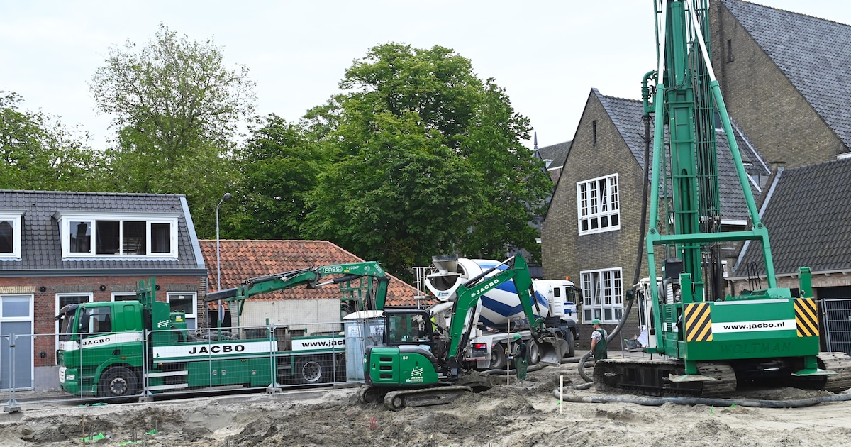 Niet in de bouwput, maar net daarnaast wordt gewerkt aan bouw zes herenhuizen | Middelburg | PZC.nl
