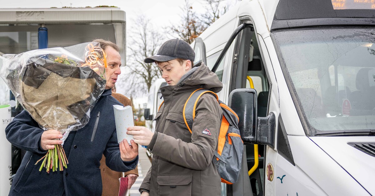 ‘Die bloemen zijn vast voor de chauffeur’, dacht Jaco (16), maar in ...