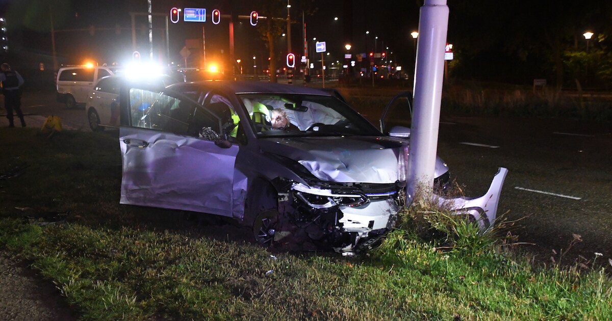 Bestuurder die auto total-loss reed tegen paal van een verkeersbord in ...