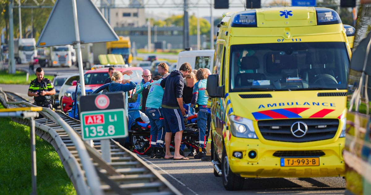 Automobilisten schieten te hulp als man onwel wordt achter het stuur op ...