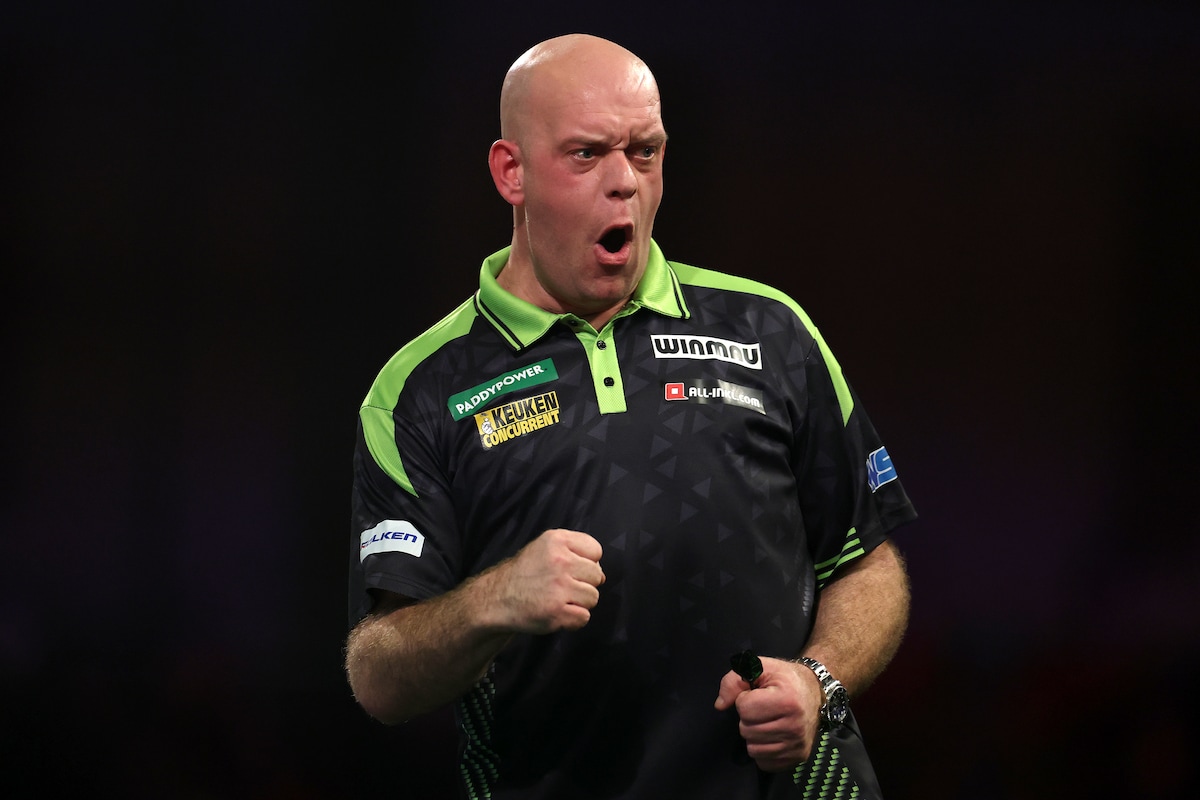 Michael van Gerwen voorkomt Japanse stunt en worstelt zich naar tweede ...