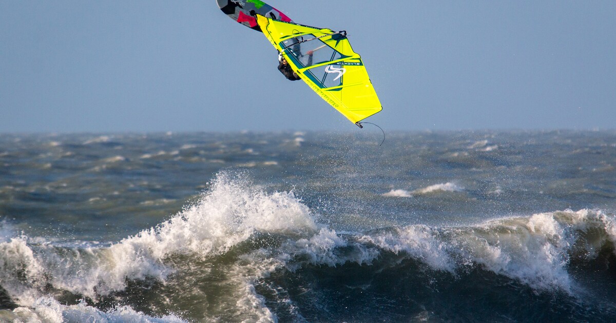 De Slag om Domburg grijpt nu elke straffe wind aan om windsurfwedstrijd ...