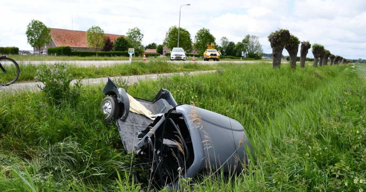Elektrisch wagentje belandt in sloot na harde botsing met auto op N689 ...