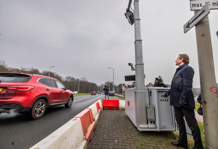 Nieuwe flitser gaat het hele land door om appende en bellende weggebruikers te betrappen ...