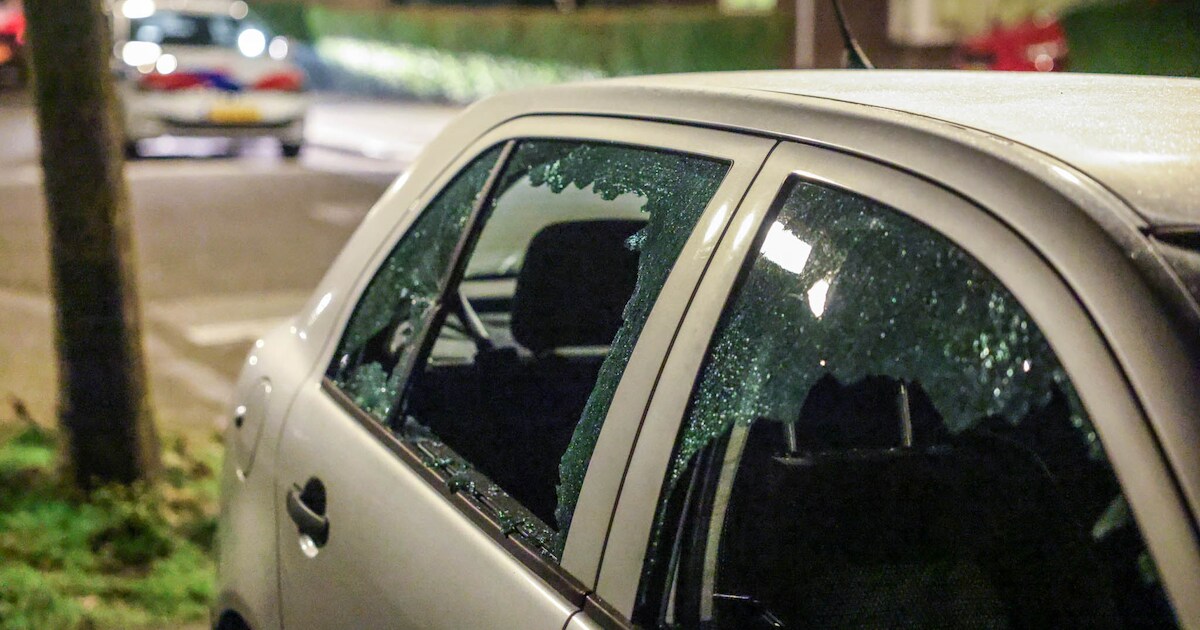 Met een koevoet tikte dronken man ruiten van zeven auto’s kapot, schade ...