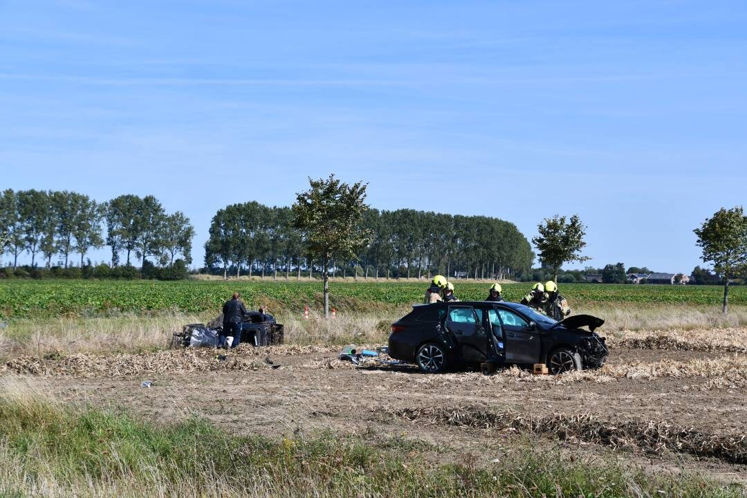 Meerdere inzittenden bekneld na harde botsing tussen auto's in Zaamslag ...