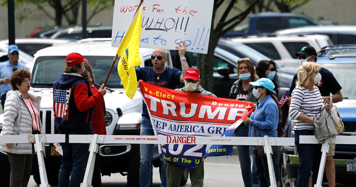 Anti-lockdownbetogers intimideren journalist, Trump keurt gedrag goed ...