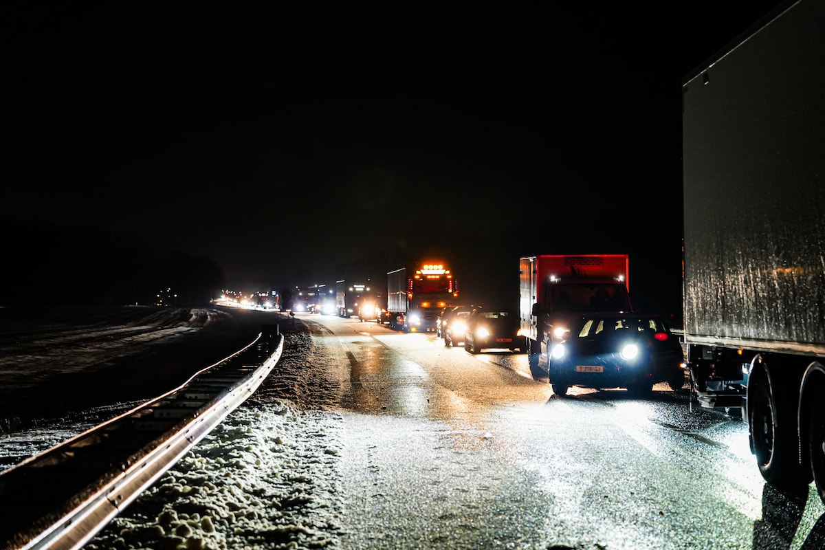 LIVE winterweer | Wegen spekglad door ijzel, rijbanen afgesloten door ...