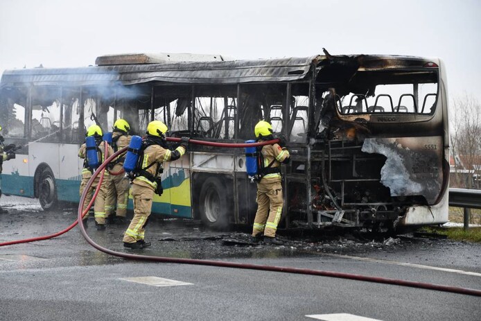 Lijnbus brandt uit op A58, weg nog niet volledig open | 112 nieuws ...