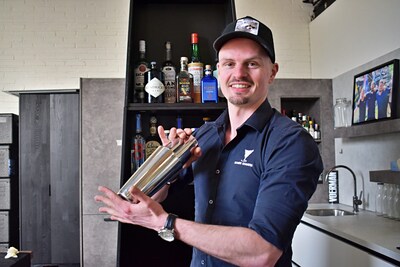 Boaz is al sinds zijn zestiende gek van cocktails: 'Ik drink zelf amper ...