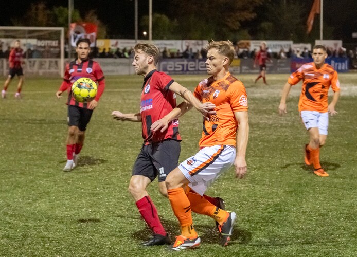 Rode kaart voor de keeper, een korte onderbreking en vier goals: Terneuzense Boys wint derby op ...