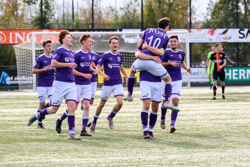 Pieter Roelse daagt spelers uit na zuinige zege, zure nederlaag WHS en ...