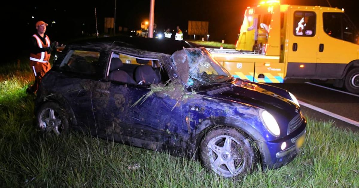 Auto eindigt onder helling bij A58 in Middelburg | Middelburg | PZC.nl