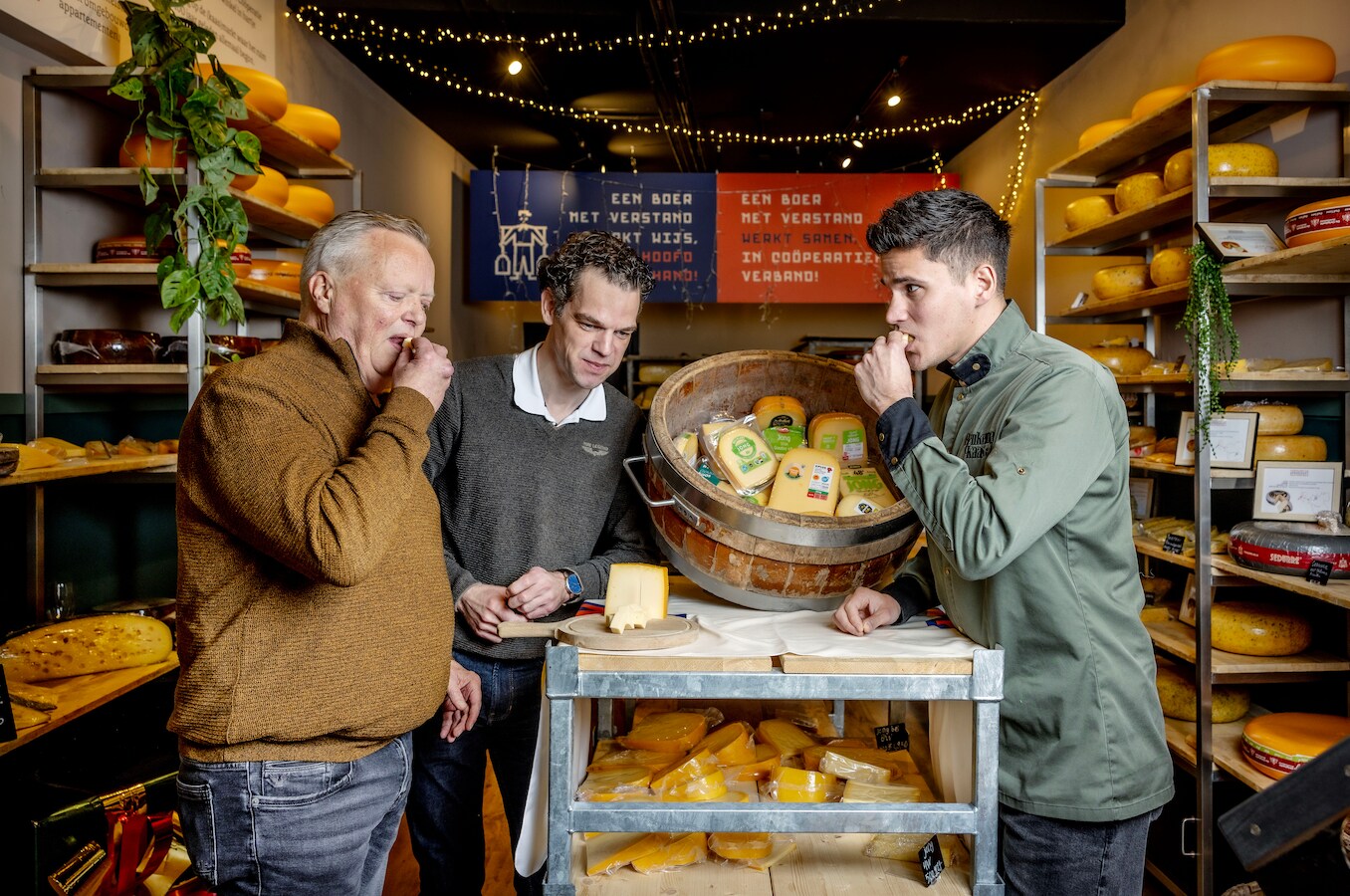 Panel proeft jonge kaas uit de supermarkt: ‘Hè nee, veel te hard. En te ...