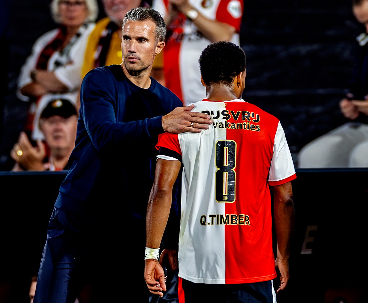 Robin van Persie verklaart afpakken aanvoerdersband Quinten Timber ...