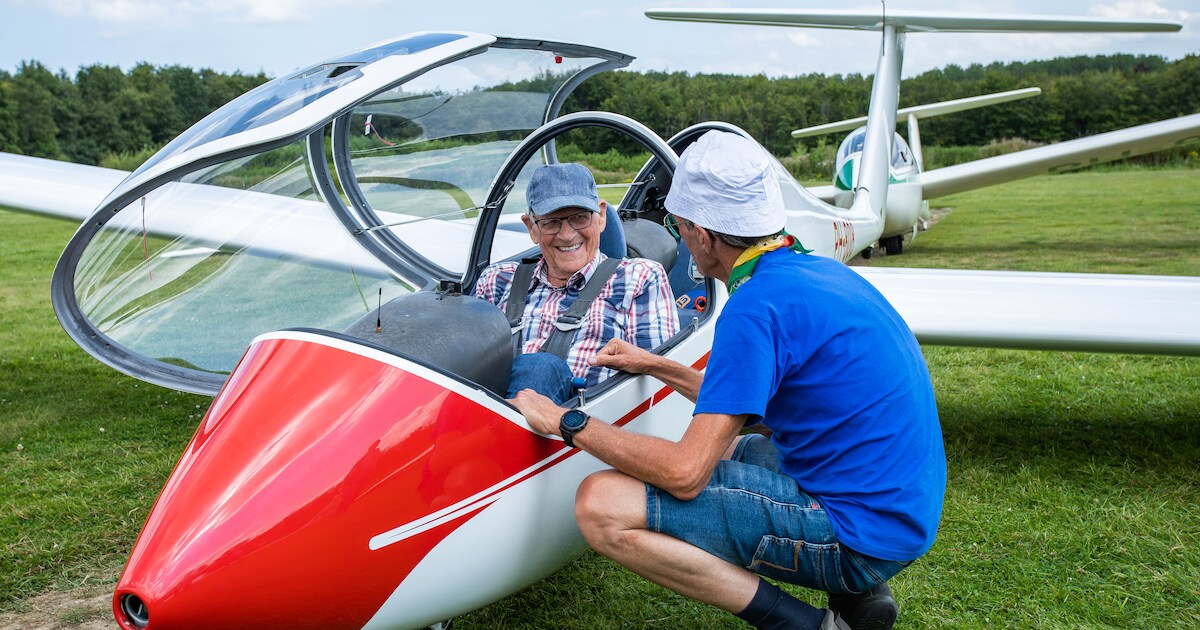 Piet (89) wilde nog één keertje de lucht in en zijn wens ging in ...
