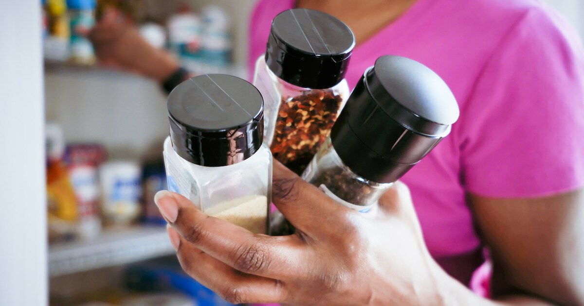 Hygiëne in de keuken: maak ook je kruidenpotjes af en toe goed schoon ...