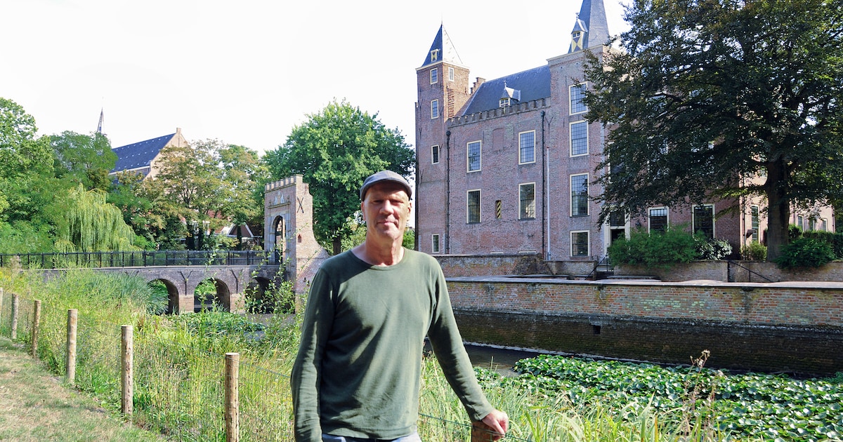 Archeoloog Ernst mag slapen op Slot Haamstede, maar liever nog doet hij ...