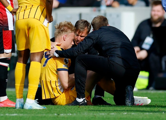 Jan Paul van Hecke per brancard van het veld bij Brentford-Brighton ...