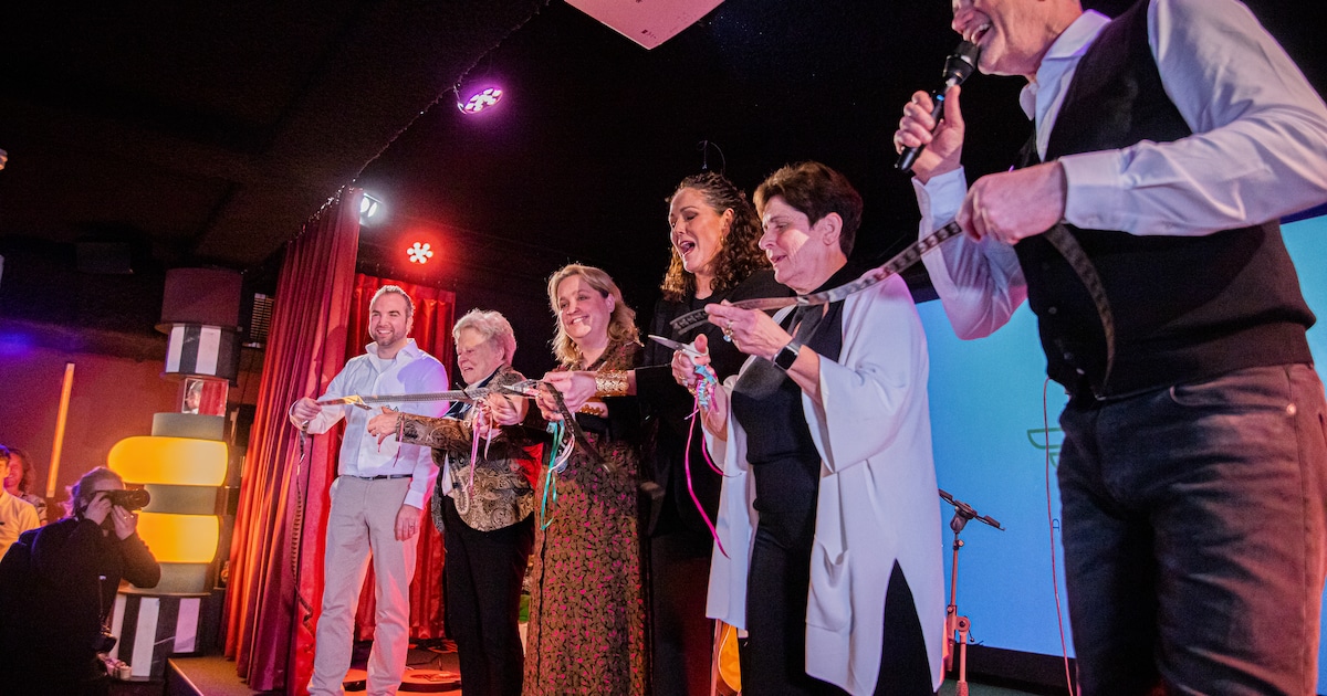 Officiële opening bioscoop Hulst; De Koning zit weer op zijn troon ...