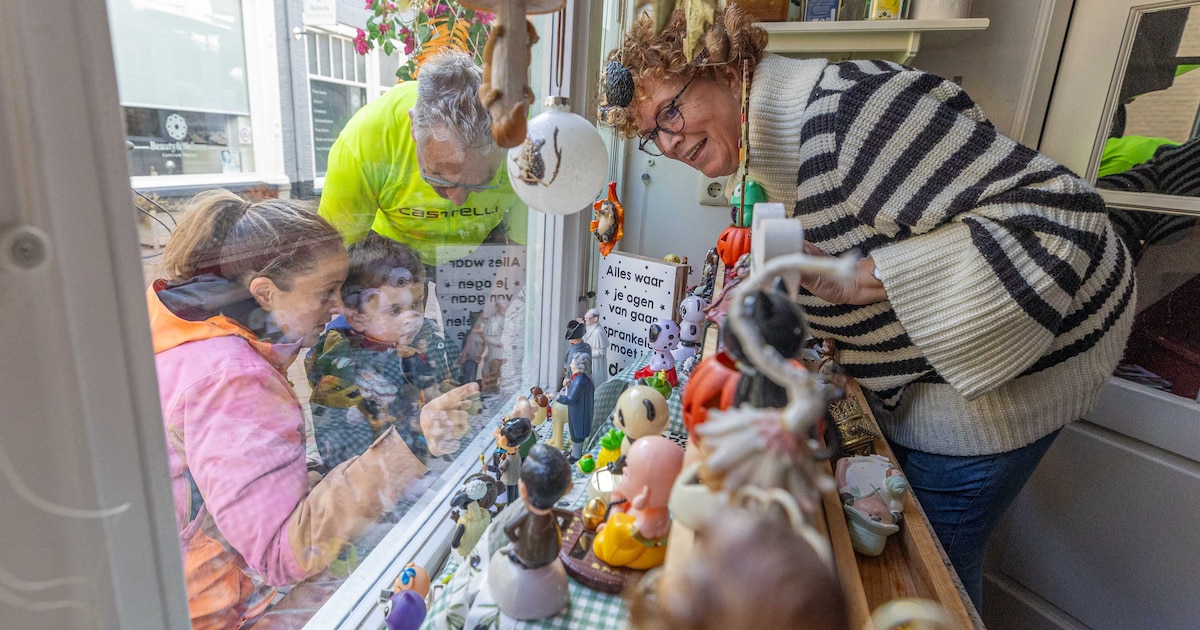 Bij ‘wiebelkoningin’ Marja gluurt jong en oud ongegeneerd naar binnen ...
