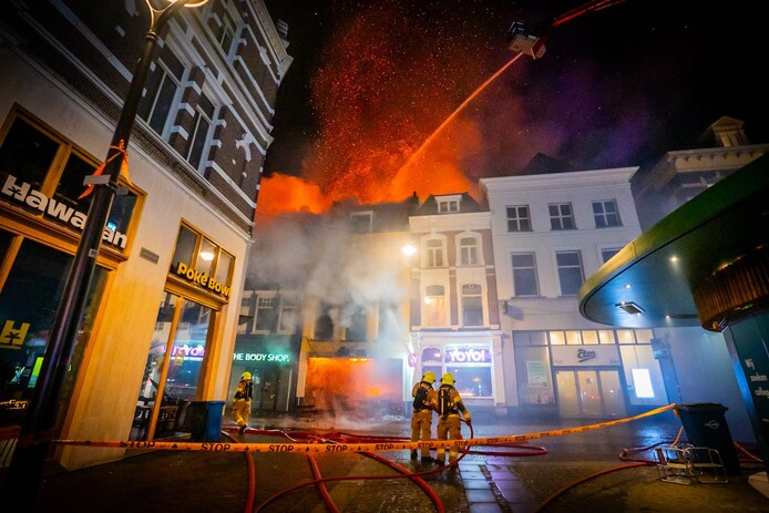 Sein brand meester gegeven: vlammen niet uit, maar wel onder controle | Binnenland | pzc.nl