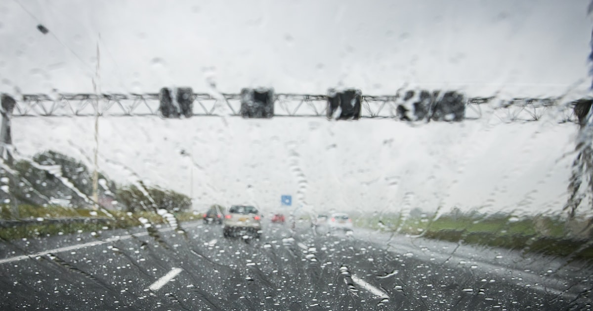 Bekijk hier hoe laat de onweersbuien over Nederland trekken | Binnenland | PZC.nl