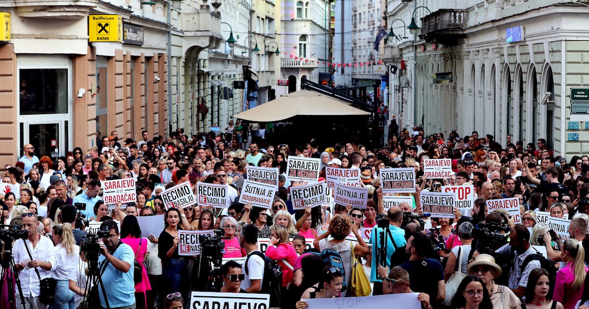 Duizenden demonstreren in Bosnië nadat man moord op vrouw deelt via ...
